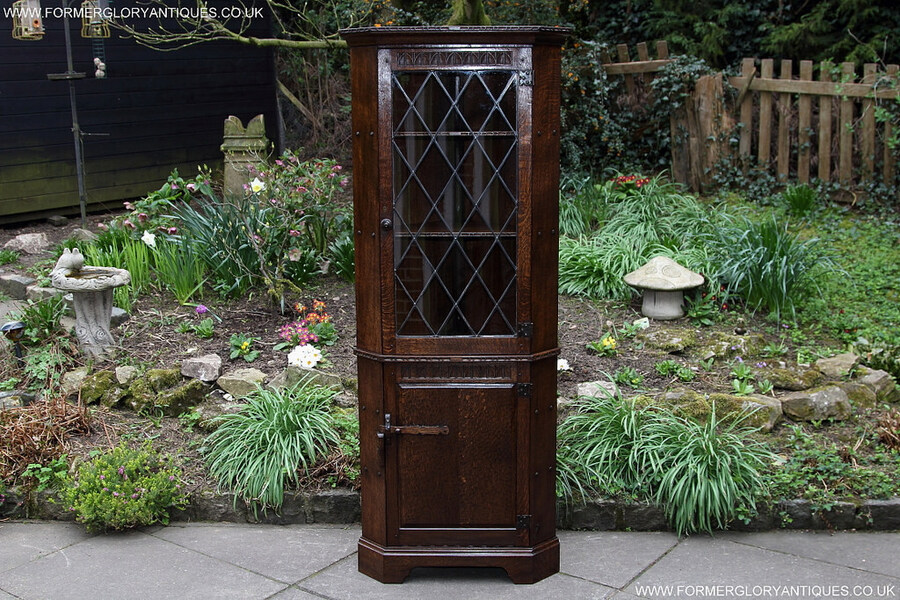 A Rupert / Nigel Griffiths Oak Corner Display Cabinet | Vinterior