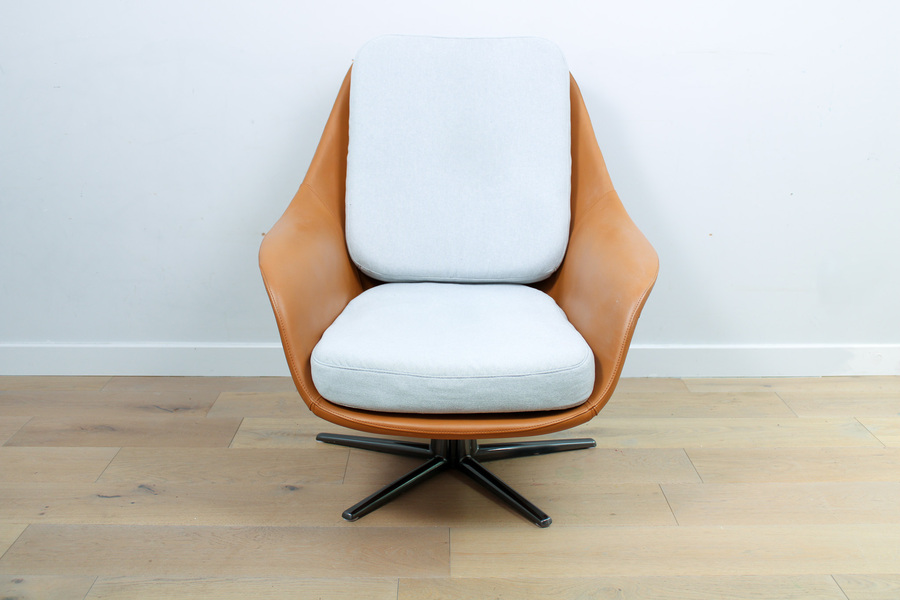 A Mid Century Lounge Chair In The Style Of Flexform' Svena Chair By ...