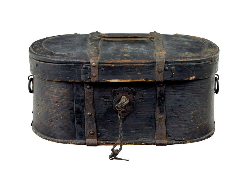 19th Century Painted Oval Shaped Swedish Box | Vinterior