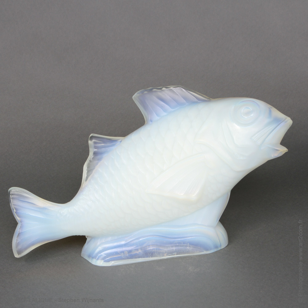A Strong Opalescent Fish Statue By Sabino Animal Sculpture | Vinterior