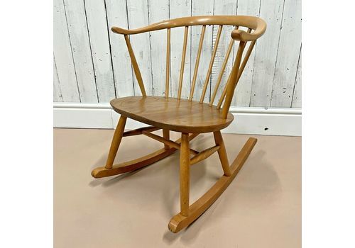 Charming and Rustic Vintage Rocking Chairs | Vinterior